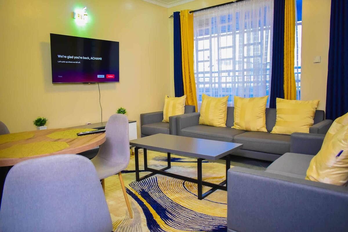 Apartamento Clássico, Vista para a cidade | Sala de estar | Smart TV de 24 polegadas com canais digitais