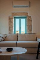 Apartamento, 2 quartos, pátio, vista para o mar | Sala de estar