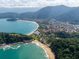 Na praia, praia de areia branca, 5 bares na praia 