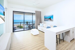 One Bedroom Villa (Gulf Front) | Cofres nos quartos, escrivaninha, espaço de trabalho para notebook