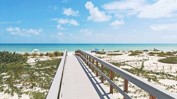 Na praia, areia branca, prática de mergulho livre no local 