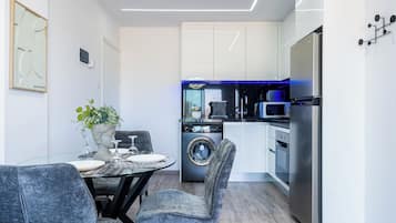 Apartamento, 2 quartos, cozinha, Vista para a cidade | Refeições no quarto