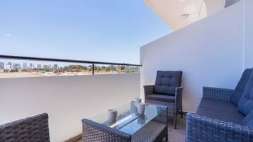 Apartamento, 2 quartos, cozinha, Vista para a cidade | Varanda