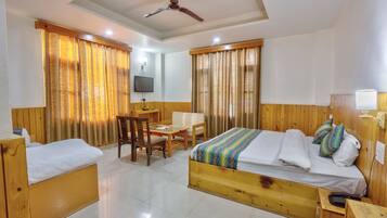 Quarto Triplo Deluxe, varanda, vista para a montanha | Cofre no quarto, secretária