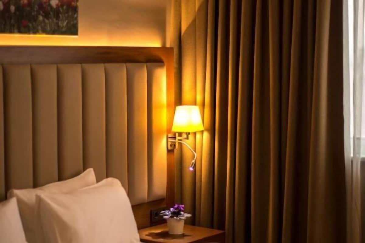 Frigobar, cofres nos quartos, escrivaninha