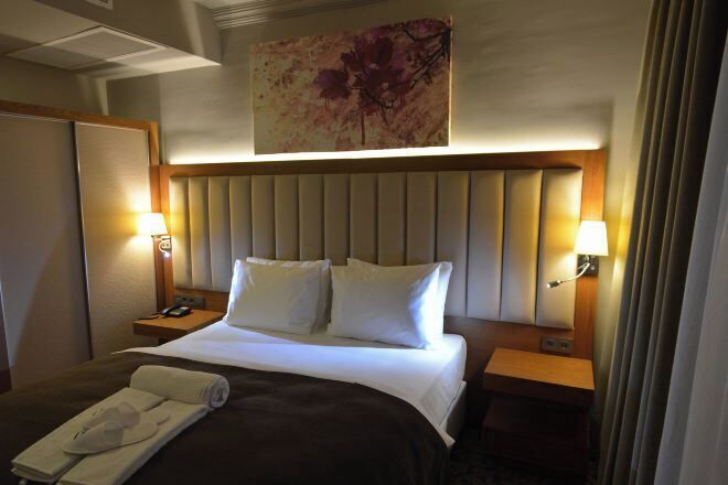 Frigobar, cofres nos quartos, escrivaninha