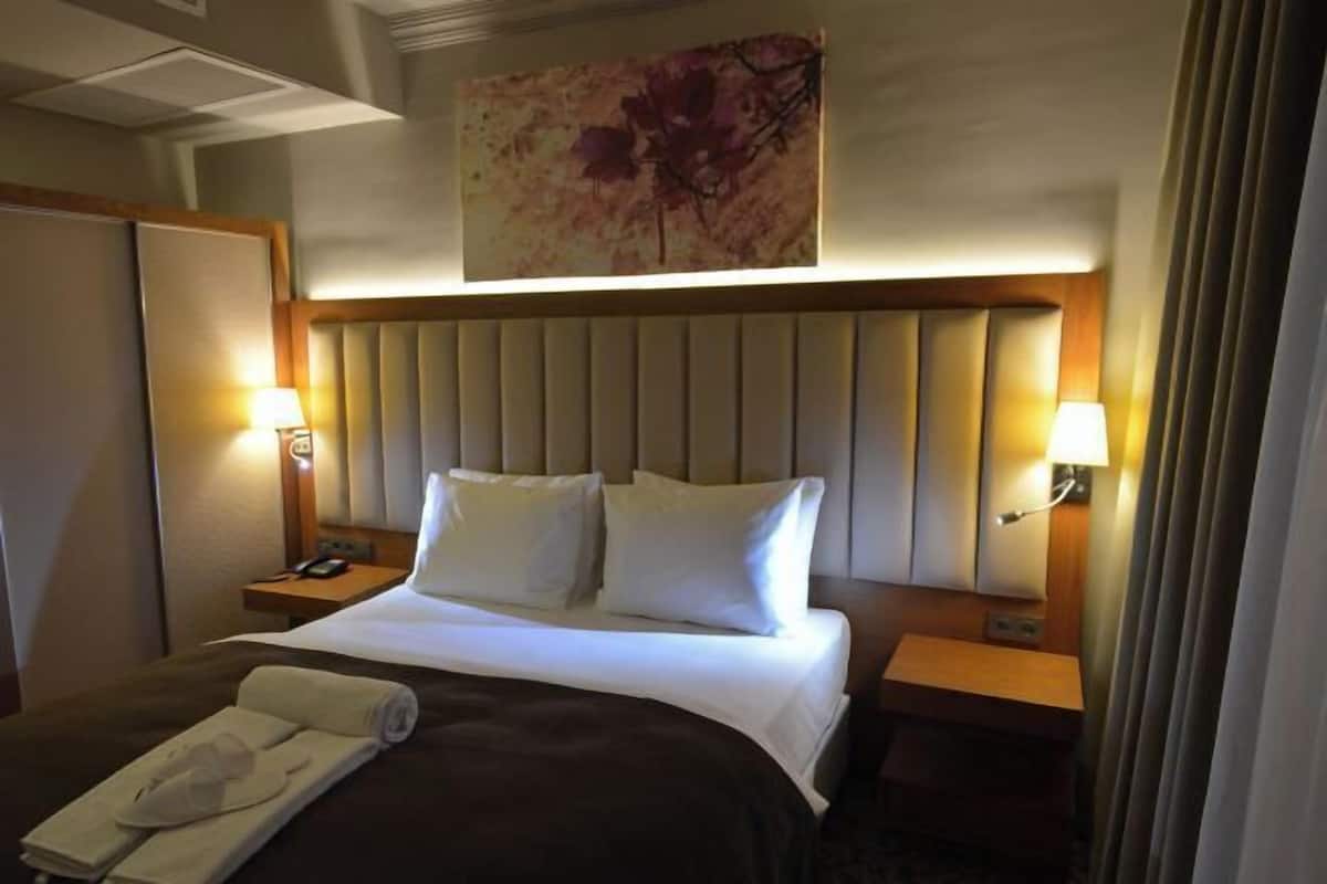 Frigobar, cofres nos quartos, escrivaninha