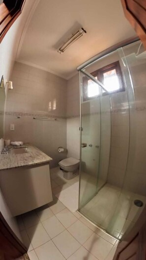 Quarto Twin Standard | Casa de banho | Toalhas fornecidas, sabão, papel higiénico