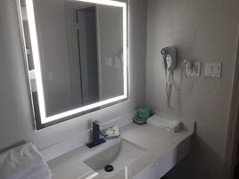 Banheira, secador de cabelo, toalhas de banho, sabonete