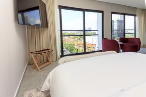 Quarto Júnior, Vista para a cidade | Roupa de alta qualidade, edredões de penas, camas de colchão pillowtop 