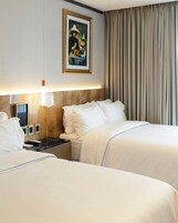 Quarto Duplo Deluxe, Vista para a cidade | Roupa de alta qualidade, edredões de penas, camas de colchão pillowtop 