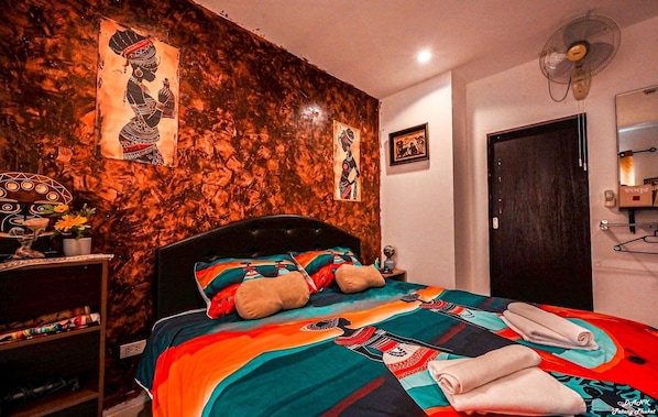 Quarto casal, sacada, vista para a colina | Escrivaninha, espaço de trabalho para notebook, Wi-Fi de cortesia