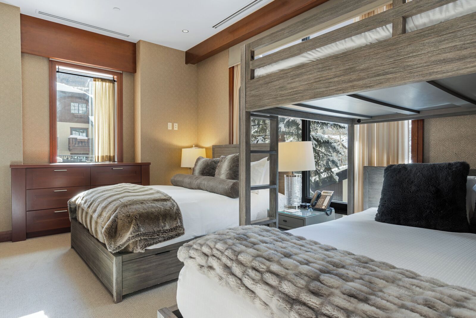 Cobertura luxo, vista para a montanha, no canto | Cofres nos quartos, espaço de trabalho para notebook, cortinas blackout