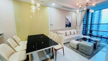 Apartamento luxo, 2 quartos, sacada, vista para a cidade | Área de estar | Smart TV 32 polegadas com canais a cabo, filmes pagos