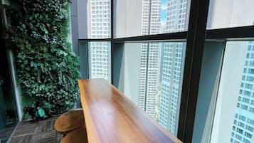 Apartamento luxo, 2 quartos, sacada, vista para a cidade | Terraço/pátio