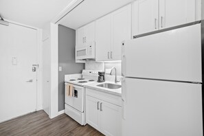 Suite-Estúdio, 1 cama king-size, Vista para a cidade (IM 1297) | Cozinha privada | Um micro-ondas, um forno, uma cafeteira/bule, uma chaleira elétrica 