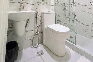 Quarto Twin Deluxe | Casa de banho | Um polibã, um chuveiro fixo, artigos de higiene pessoal grátis, sabão 