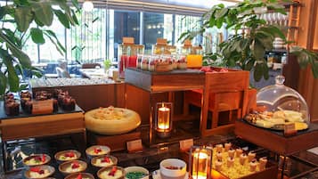 Pequeno-almoço tipo buffet diário mediante uma taxa