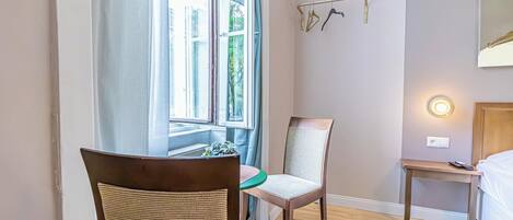 Quarto Básico | Ferro/tábua de engomar, Wi-fi grátis, roupa de cama fornecida