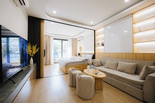 Quarto Duplo Deluxe, varanda, Vista para a cidade | Secretária, secretária adequada para computadores portáteis 