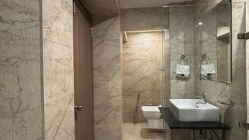 Um polibã, toalhas fornecidas, sabão, champô