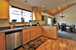 Casa com design assinado, 3 quartos, varanda, ao lado do lago | Cozinha privada | Geladeira, micro-ondas, fogão, cooktop