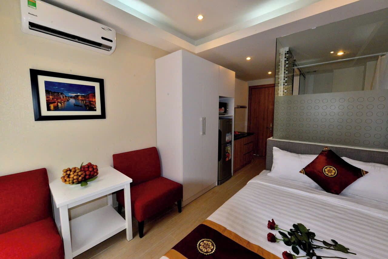 Apartamento standard, no piso térreo | Escrivaninha, espaço de trabalho para notebook, quartos à prova de som