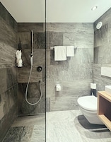 Quarto casal superior, sacada, vista para a montanha | Banheiro | Secador de cabelo, toalhas de banho, sabonete, shampoo