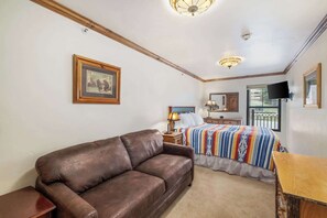 Condo, várias camas, sacada, vista para a montanha (Landmark Vail) | 3 quartos, individualmente decorados, individualmente mobiliados