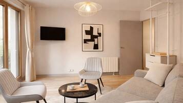 Estúdio Comfort, vista para o jardim | Sala de estar | Smart TV