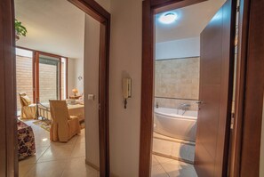 Villa Familiar, 2 quartos (Fortino House From 300 Meters To Sea) | Casa de banho | Um polibã e uma banheira separados, um bidé, toalhas fornecidas, sabão 