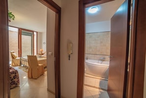 Villa Familiar, 2 quartos (Fortino House From 300 Meters To Sea) | Casa de banho | Um polibã e uma banheira separados, um bidé, toalhas fornecidas, sabão