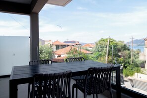 Apartamento Deluxe, varanda, vista para o mar | Terraço/pátio interior