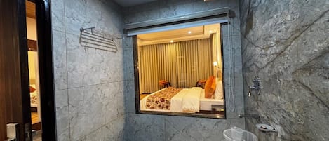 Chuveiro, produtos de toalete grátis, toalhas de banho, sabonete