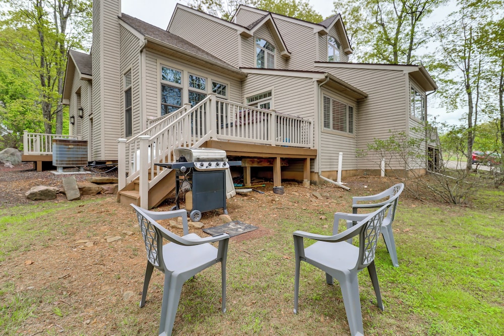 Beach Access & Hot Tub: Retreat In Lake Harmony! - Lake Harmony, PA