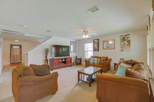 7 Mi To Downtown Baytown: Spacious Home W/ Yard - Baytown, TX