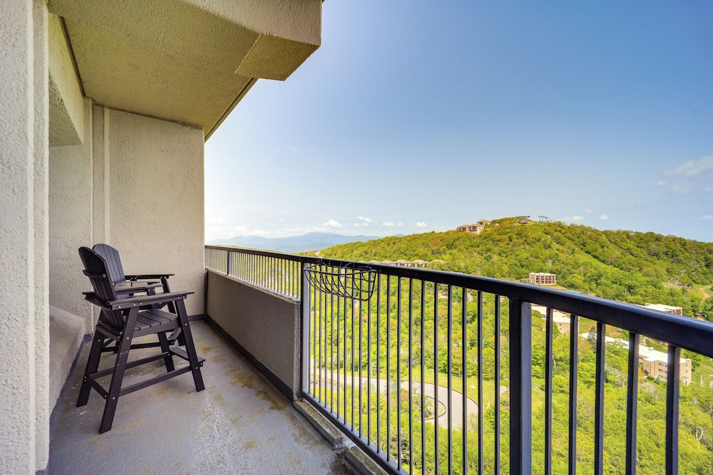 3 Mi To Sugar Mtn Resort: Condo W/ Pool & Hot Tub - Sugar Mountain, NC