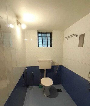 Quarto casal standard | Banheiro | Toalhas de banho, sabonete