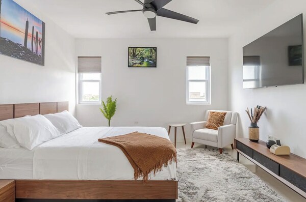 Luxe City Oasis 2br With Pool & Gym - Kingston