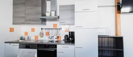 Apartamento Clássico, 2 quartos, vista para a montanha | Cozinha privada | Um frigorífico/congelador grande, um forno, uma placa de cozinha