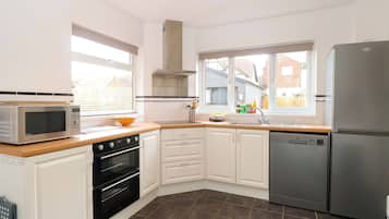 Uma máquina de lavar louça, utensílios de cozinha