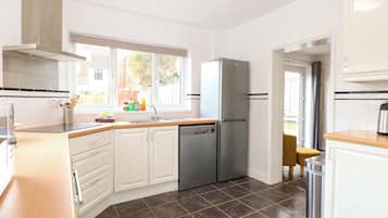 Uma máquina de lavar louça, utensílios de cozinha