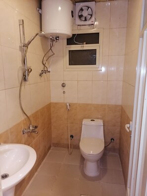 Banheira, toalhas de banho, sabonete, shampoo