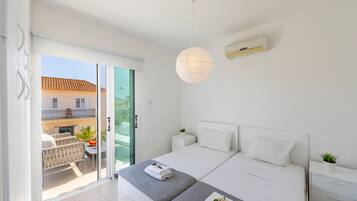 4 quartos, berços/camas para crianças, roupa de cama fornecida