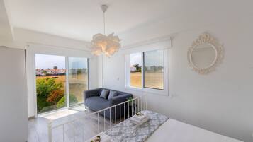 4 quartos, berços/camas para crianças, roupa de cama fornecida