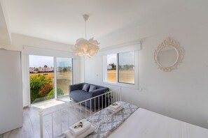 4 quartos, berços (sobretaxa), roupa de cama