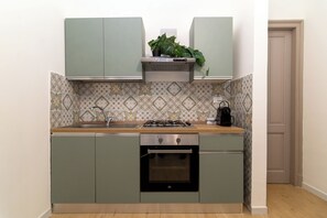 Apartamento Clássico | Cozinha privada | Um frigorífico/congelador grande, uma placa de cozinha, Congelador 