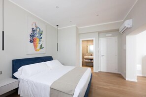 Quarto casal luxo, vista para a cidade | Cofres nos quartos, cortinas blackout, quartos à prova de som