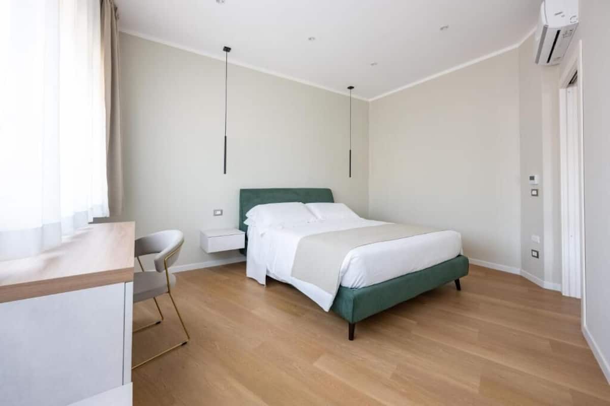 Quarto casal luxo, sacada, vista para a cidade | Cofres nos quartos, cortinas blackout, quartos à prova de som