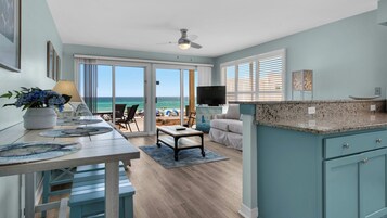 Condo, várias camas, varanda, vista para o oceano (Crystal Sands 112B) | 1 quarto, individualmente decorados, individualmente mobiliados